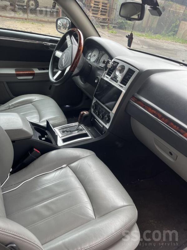Pelēks Chrysler 300C 2006 Rīga, ar dzinēja tilpumu 3.00 L un nobraukumu 360 tūkst. km par 2200 €, foto 6 vietnē AUTOMOTO.COM.LV