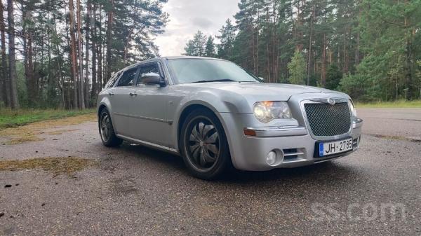 Grey Chrysler 300C 2006 in Daugavpils, with an engine capacity of 5.70 L and mileage of 280 thousand km for 3300 €, photo 1 on AUTOMOTO.COM.LV