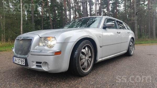 Grey Chrysler 300C 2006 in Daugavpils, with an engine capacity of 5.70 L and mileage of 280 thousand km for 3300 €, photo 2 on AUTOMOTO.COM.LV