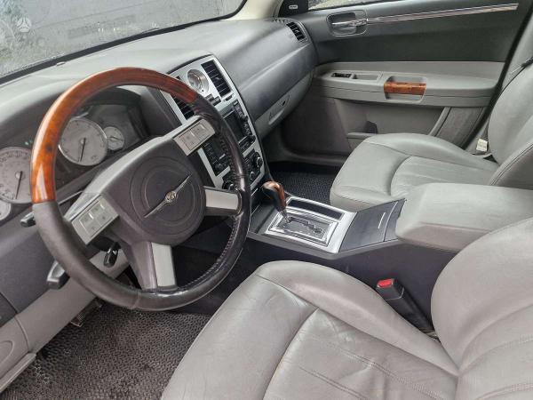 Grey Chrysler 300C 2007 in Klaipeda, with an engine capacity of 0.30 L and mileage of 334 thousand km for 2000 €, photo 5 on AUTOMOTO.COM.LV