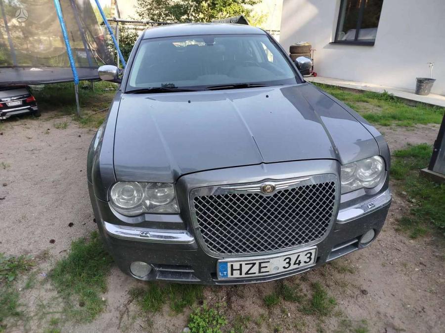 Серый Крайслер 300C 2008 в Вильнюс, объемом двигателя 2.96 л и пробегом 256 тыс. км за 2600 €, фото 1 на AUTOMOTO.COM.LV