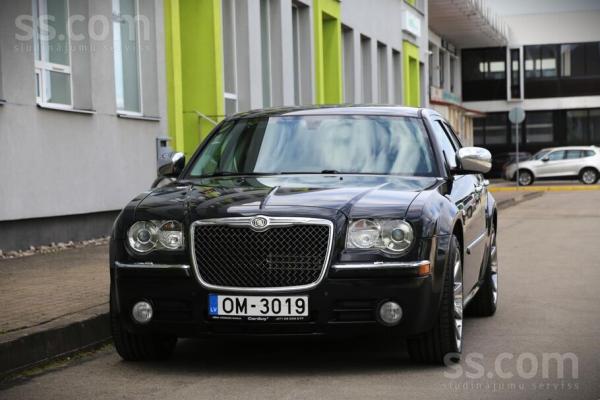Grey Chrysler 300C 2010 in Riga, with an engine capacity of 3.00 L and mileage of 379 thousand km for 5495 €, photo 1 on AUTOMOTO.COM.LV
