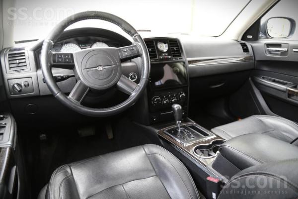 Grey Chrysler 300C 2010 in Riga, with an engine capacity of 3.00 L and mileage of 379 thousand km for 5495 €, photo 7 on AUTOMOTO.COM.LV