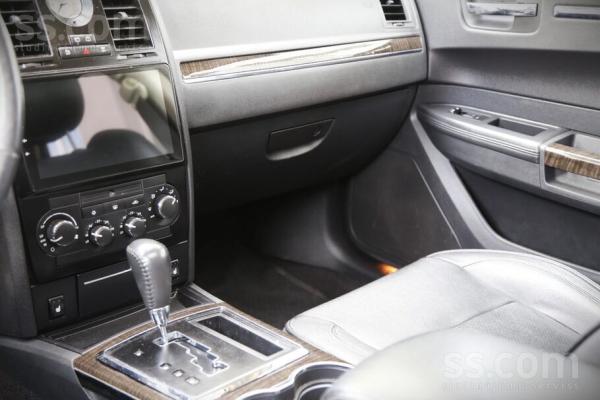Grey Chrysler 300C 2010 in Riga, with an engine capacity of 3.00 L and mileage of 379 thousand km for 5495 €, photo 8 on AUTOMOTO.COM.LV