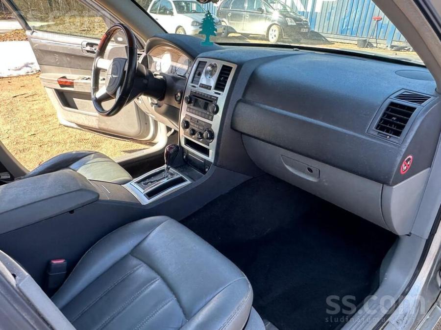 Chrysler 300C 2004 Madona, ar dzinēja tilpumu 5.70 L un nobraukumu 153 tūkst. km par 3400 €, foto 9 vietnē AUTOMOTO.COM.LV