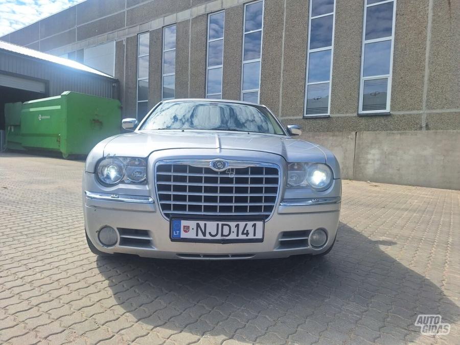 Chrysler 300C 2004 Telšiai, ar dzinēja tilpumu 3.50 L un nobraukumu 254 tūkst. km par 1500 €, foto 3 vietnē AUTOMOTO.COM.LV