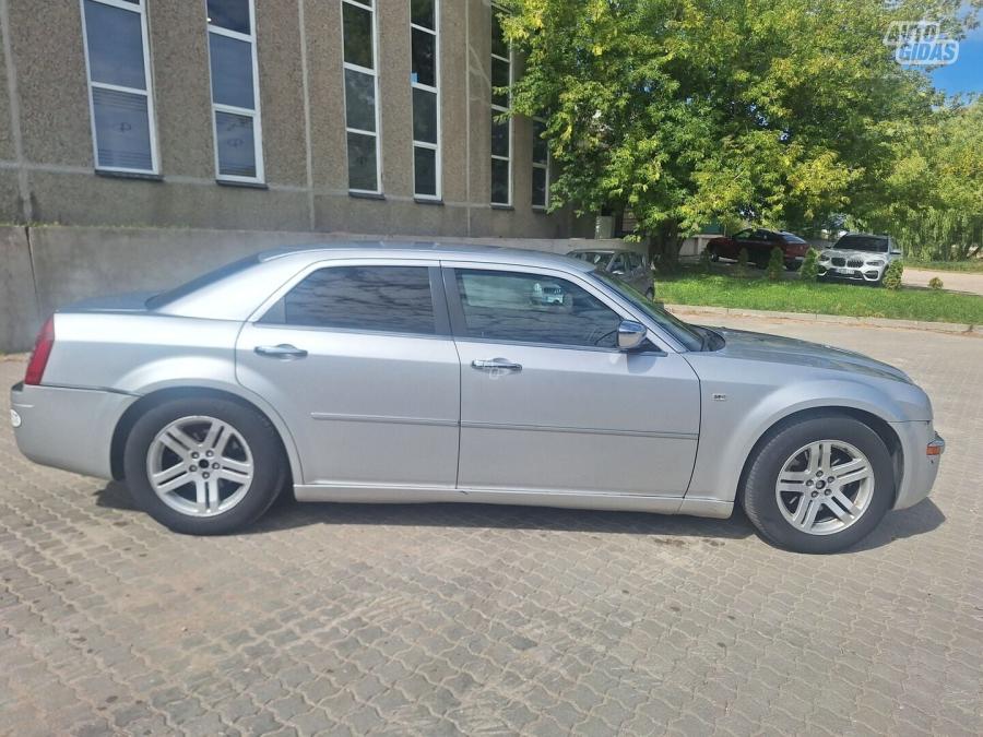 Chrysler 300C 2004 Telšiai, ar dzinēja tilpumu 3.50 L un nobraukumu 254 tūkst. km par 1500 €, foto 5 vietnē AUTOMOTO.COM.LV