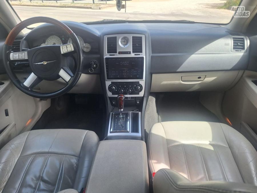 Chrysler 300C 2004 Telšiai, ar dzinēja tilpumu 3.50 L un nobraukumu 254 tūkst. km par 1500 €, foto 12 vietnē AUTOMOTO.COM.LV
