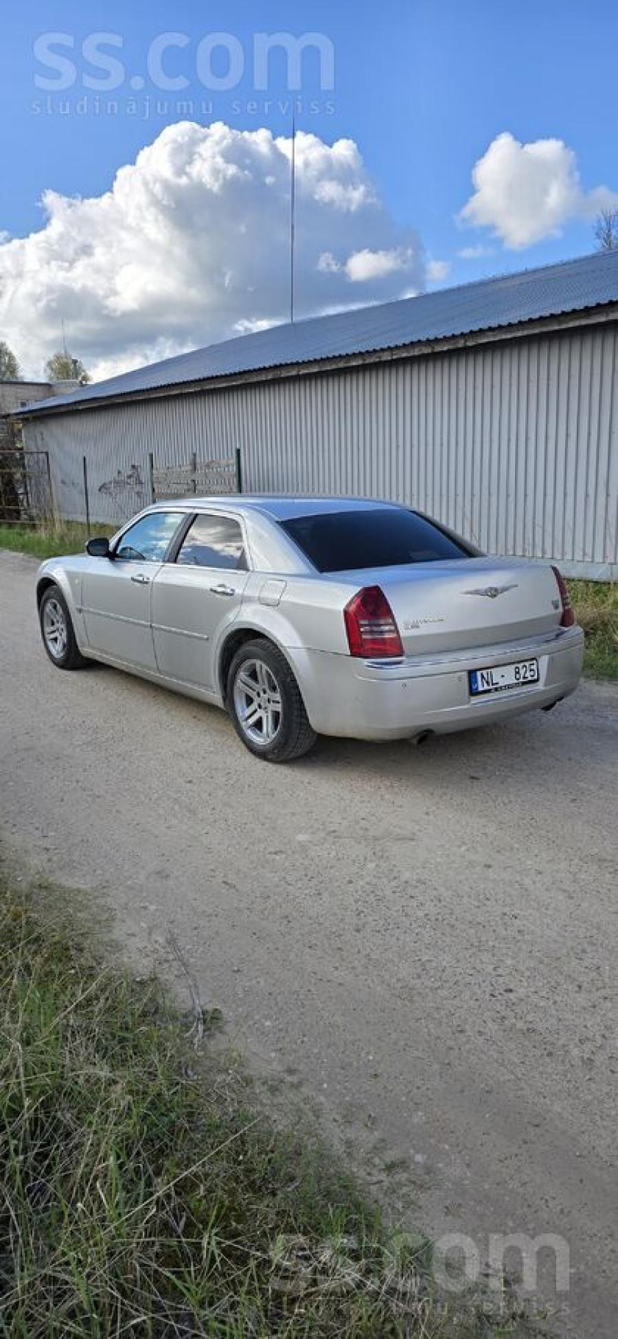 Chrysler 300C 2005 in Riga, with an engine capacity of 3.00 L and mileage of 296 thousand km for 1650 €, photo 4 on AUTOMOTO.COM.LV