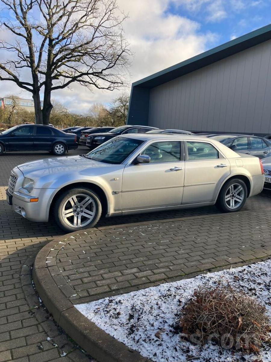 Chrysler 300C 2005 in Riga, with an engine capacity of 3.50 L and mileage of 348 thousand km for 1600 €, photo 1 on AUTOMOTO.COM.LV