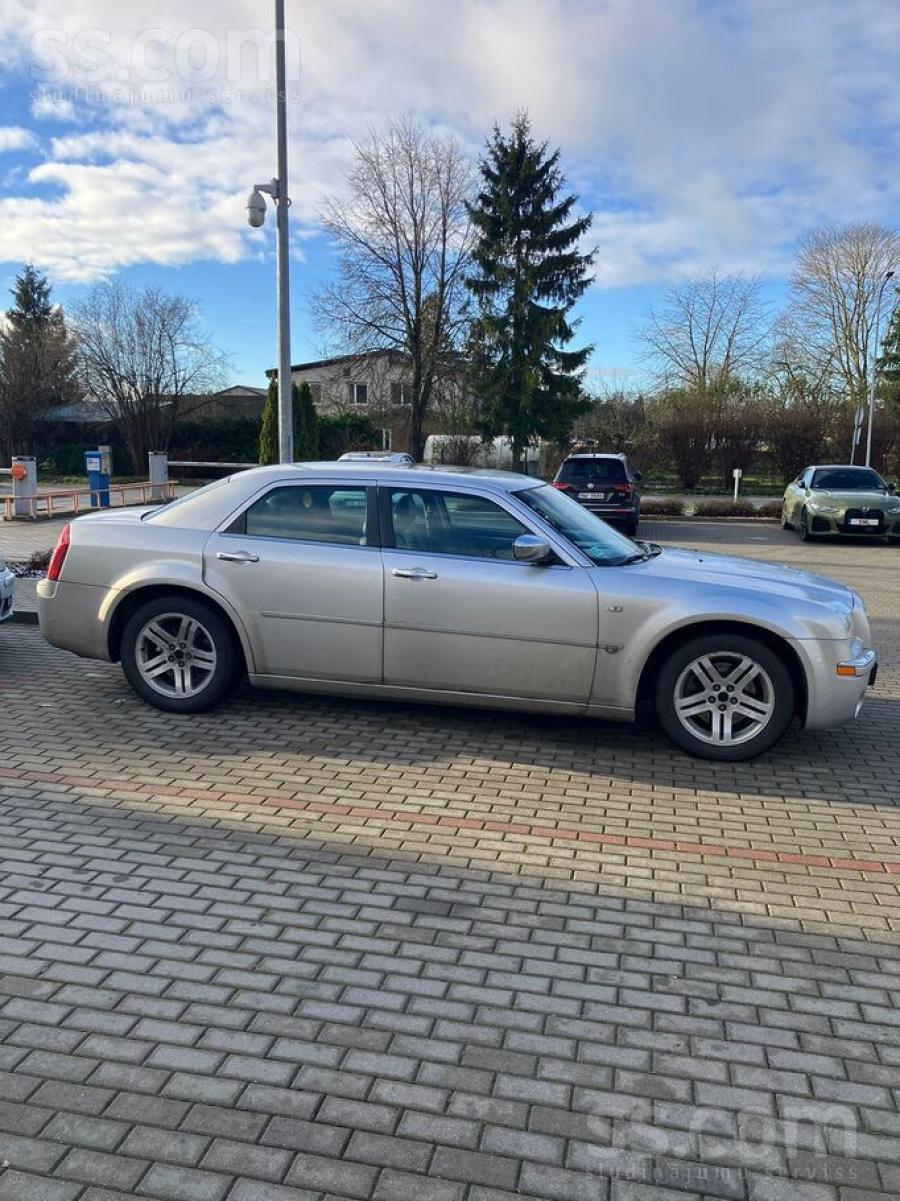 Chrysler 300C 2005 in Riga, with an engine capacity of 3.50 L and mileage of 348 thousand km for 1600 €, photo 2 on AUTOMOTO.COM.LV