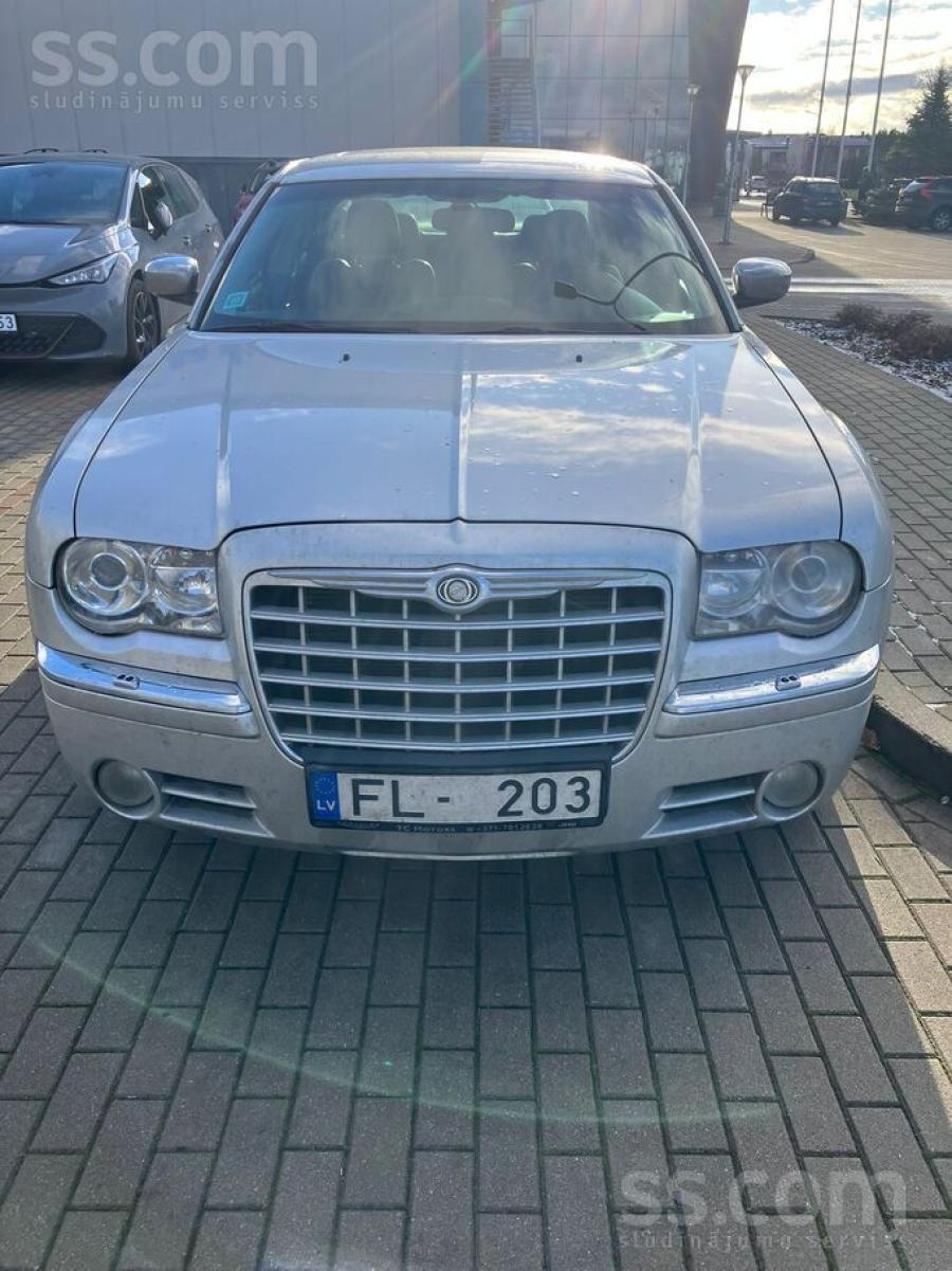 Chrysler 300C 2005 in Riga, with an engine capacity of 3.50 L and mileage of 348 thousand km for 1600 €, photo 4 on AUTOMOTO.COM.LV