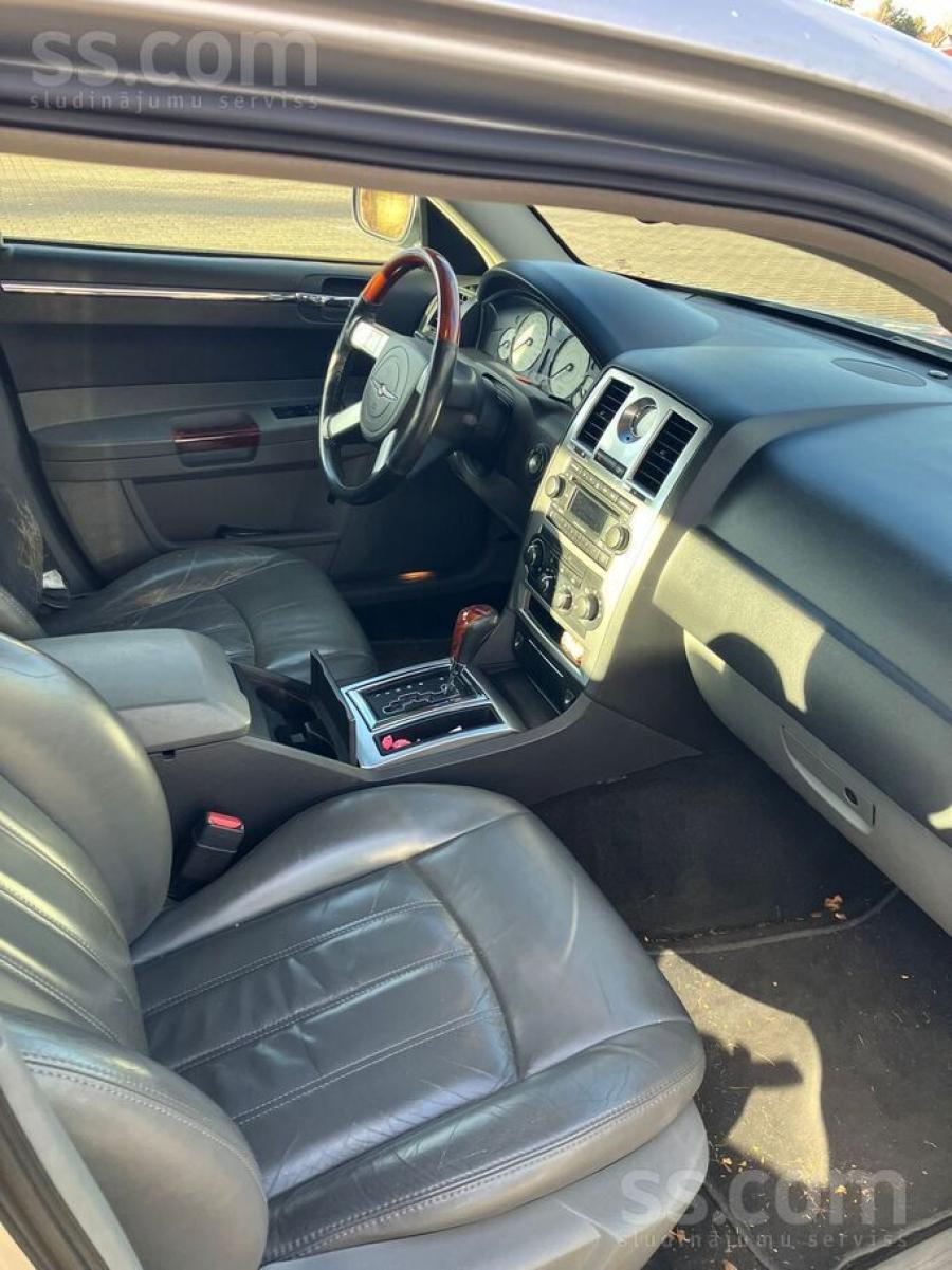 Chrysler 300C 2005 in Riga, with an engine capacity of 3.50 L and mileage of 348 thousand km for 1600 €, photo 5 on AUTOMOTO.COM.LV
