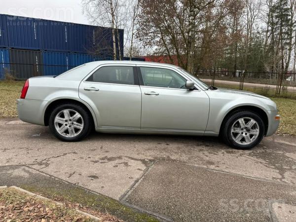 Chrysler 300C 2006 in Riga, with an engine capacity of 3.50 L and mileage of 260 thousand km for 1975 €, photo 5 on AUTOMOTO.COM.LV