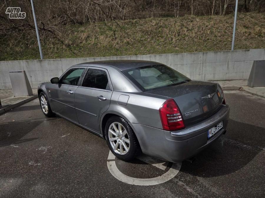 Chrysler 300C 2006 in Vilnius, with an engine capacity of 3.00 L and mileage of 500 thousand km for 1899 €, photo 5 on AUTOMOTO.COM.LV