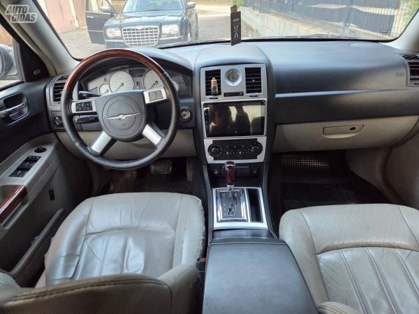 Chrysler 300C 2006 in Vilnius, with an engine capacity of 3.00 L and mileage of 500 thousand km for 1899 €, photo 5 on AUTOMOTO.COM.LV