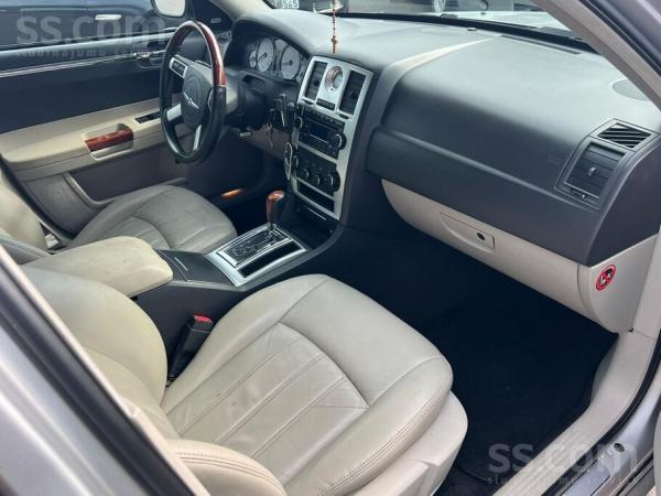 Chrysler 300C 2007 Daugavpils, ar dzinēja tilpumu 3.50 L un nobraukumu 340 tūkst. km par 2650 €, foto 11 vietnē AUTOMOTO.COM.LV