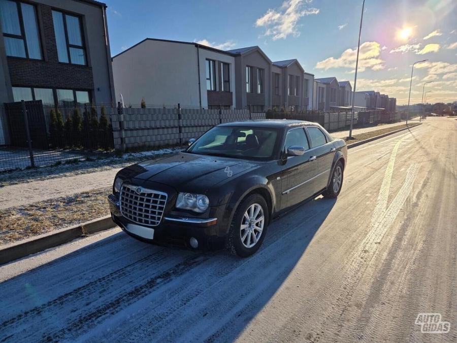 Chrysler 300C 2007 in Vilnius, with an engine capacity of 5.70 L and mileage of 147 thousand km for 5700 €, photo 7 on AUTOMOTO.COM.LV
