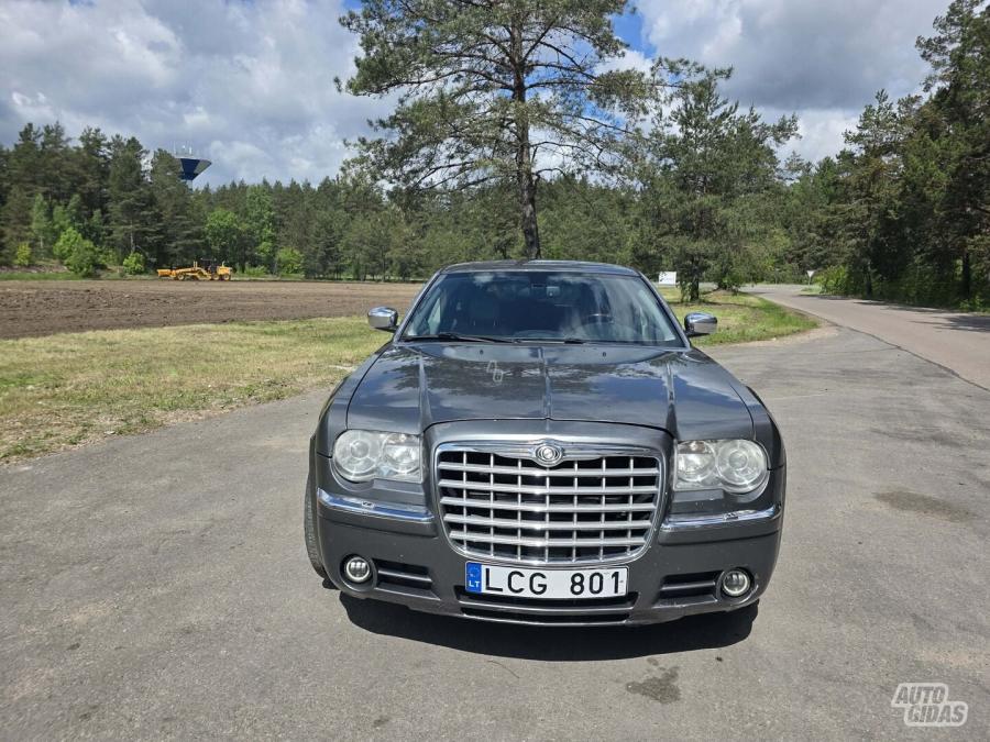 Chrysler 300C 2005 in Varena, with an engine capacity of 3.00 L and mileage of 520 thousand km for 1750 €, photo 3 on AUTOMOTO.COM.LV