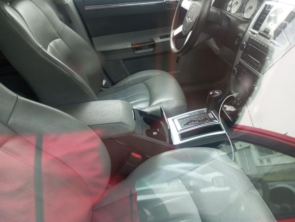 Chrysler 300C 2007 Viļņa, ar dzinēja tilpumu 2.70 L un nobraukumu 320 tūkst. km par 1500 €, foto 2 vietnē AUTOMOTO.COM.LV