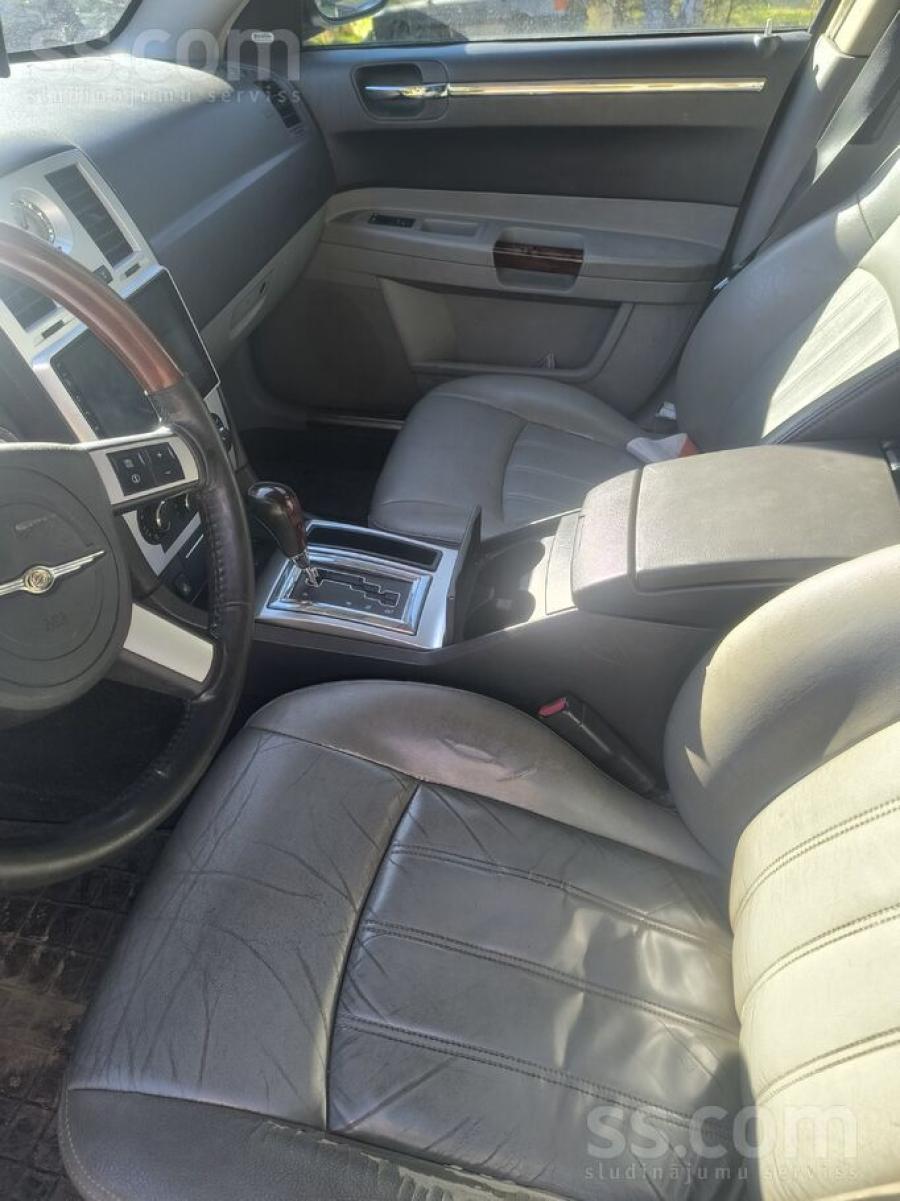 Chrysler 300C 2007 in Aluksne, with an engine capacity of 3.00 L and mileage of 400 thousand km for 1000 €, photo 6 on AUTOMOTO.COM.LV