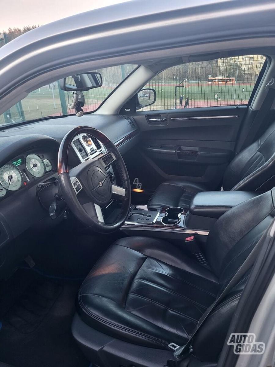 Chrysler 300C 2008 in Vilnius, with an engine capacity of 3.00 L and mileage of 285 thousand km for 3200 €, photo 7 on AUTOMOTO.COM.LV