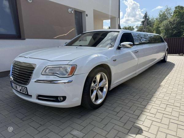Белый Крайслер 300C 2011 в Вильнюс, объемом двигателя 3.61 л и пробегом 185 тыс. км за 14900 €, фото 1 на AUTOMOTO.COM.LV
