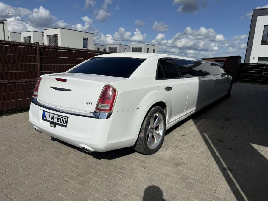 Белый Крайслер 300C 2011 в Вильнюс, объемом двигателя 3.61 л и пробегом 185 тыс. км за 14900 €, фото 7 на AUTOMOTO.COM.LV