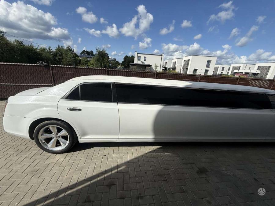 Белый Крайслер 300C 2011 в Вильнюс, объемом двигателя 3.61 л и пробегом 185 тыс. км за 14900 €, фото 12 на AUTOMOTO.COM.LV