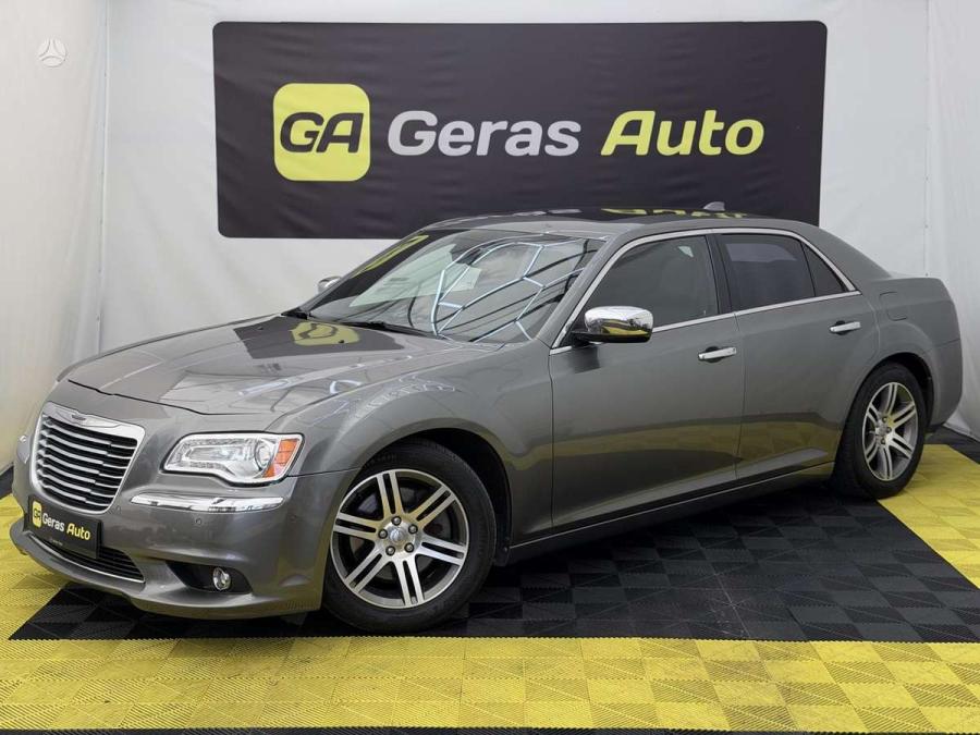 White Chrysler 300C 2012 in Vilnius, with an engine capacity of 2.99 L and mileage of 226 thousand km for 10999 €, photo 1 on AUTOMOTO.COM.LV