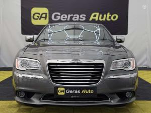 White Chrysler 300C 2012 in Vilnius, with an engine capacity of 2.99 L and mileage of 226 thousand km for 10999 €, photo 3 on AUTOMOTO.COM.LV