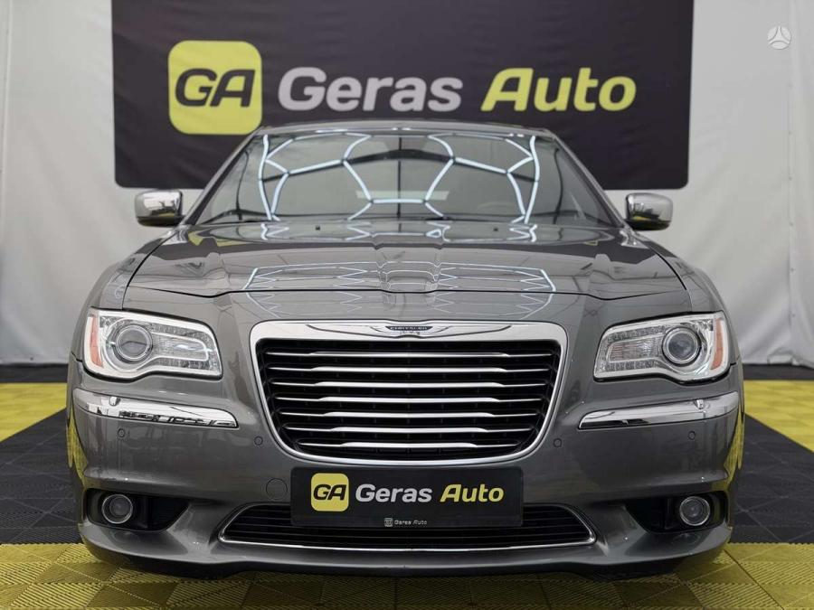 White Chrysler 300C 2012 in Vilnius, with an engine capacity of 2.99 L and mileage of 226 thousand km for 10999 €, photo 3 on AUTOMOTO.COM.LV