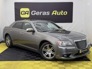White Chrysler 300C 2012 in Vilnius, with an engine capacity of 2.99 L and mileage of 226 thousand km for 10999 €, photo 4 on AUTOMOTO.COM.LV
