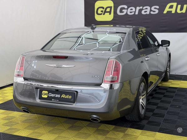 White Chrysler 300C 2012 in Vilnius, with an engine capacity of 2.99 L and mileage of 226 thousand km for 10999 €, photo 4 on AUTOMOTO.COM.LV