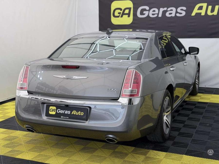 White Chrysler 300C 2012 in Vilnius, with an engine capacity of 2.99 L and mileage of 226 thousand km for 10999 €, photo 5 on AUTOMOTO.COM.LV