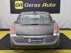 White Chrysler 300C 2012 in Vilnius, with an engine capacity of 2.99 L and mileage of 226 thousand km for 10999 €, photo 6 on AUTOMOTO.COM.LV