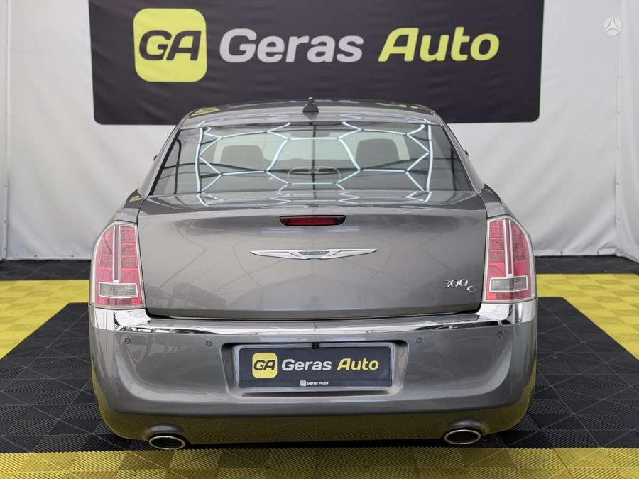 White Chrysler 300C 2012 in Vilnius, with an engine capacity of 2.99 L and mileage of 226 thousand km for 10999 €, photo 6 on AUTOMOTO.COM.LV