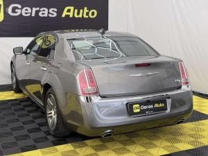 White Chrysler 300C 2012 in Vilnius, with an engine capacity of 2.99 L and mileage of 226 thousand km for 10999 €, photo 7 on AUTOMOTO.COM.LV