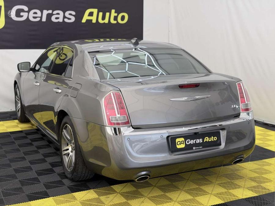 White Chrysler 300C 2012 in Vilnius, with an engine capacity of 2.99 L and mileage of 226 thousand km for 10999 €, photo 7 on AUTOMOTO.COM.LV