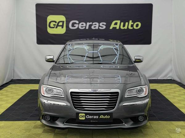 White Chrysler 300C 2012 in Vilnius, with an engine capacity of 2.99 L and mileage of 226 thousand km for 10999 €, photo 7 on AUTOMOTO.COM.LV