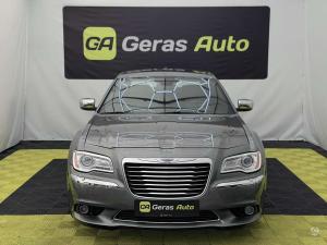 White Chrysler 300C 2012 in Vilnius, with an engine capacity of 2.99 L and mileage of 226 thousand km for 10999 €, photo 8 on AUTOMOTO.COM.LV