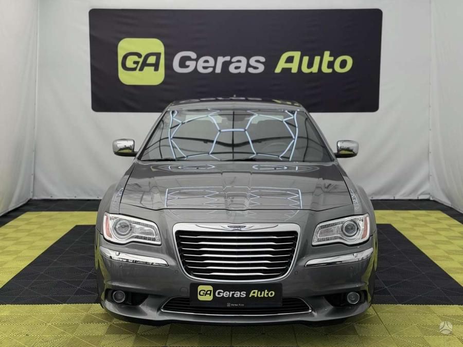 White Chrysler 300C 2012 in Vilnius, with an engine capacity of 2.99 L and mileage of 226 thousand km for 10999 €, photo 8 on AUTOMOTO.COM.LV