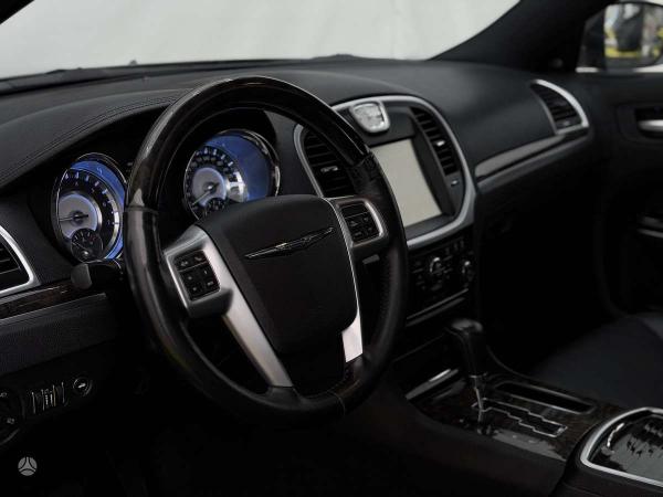 White Chrysler 300C 2012 in Vilnius, with an engine capacity of 2.99 L and mileage of 226 thousand km for 10999 €, photo 9 on AUTOMOTO.COM.LV
