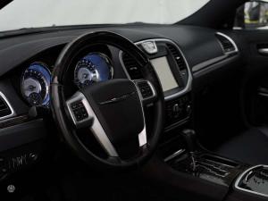 White Chrysler 300C 2012 in Vilnius, with an engine capacity of 2.99 L and mileage of 226 thousand km for 10999 €, photo 10 on AUTOMOTO.COM.LV