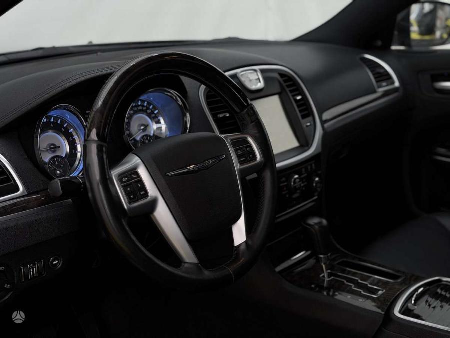 White Chrysler 300C 2012 in Vilnius, with an engine capacity of 2.99 L and mileage of 226 thousand km for 10999 €, photo 10 on AUTOMOTO.COM.LV