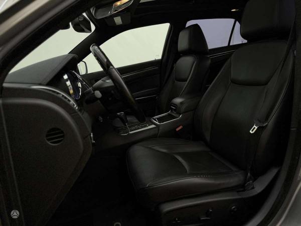 White Chrysler 300C 2012 in Vilnius, with an engine capacity of 2.99 L and mileage of 226 thousand km for 10999 €, photo 10 on AUTOMOTO.COM.LV