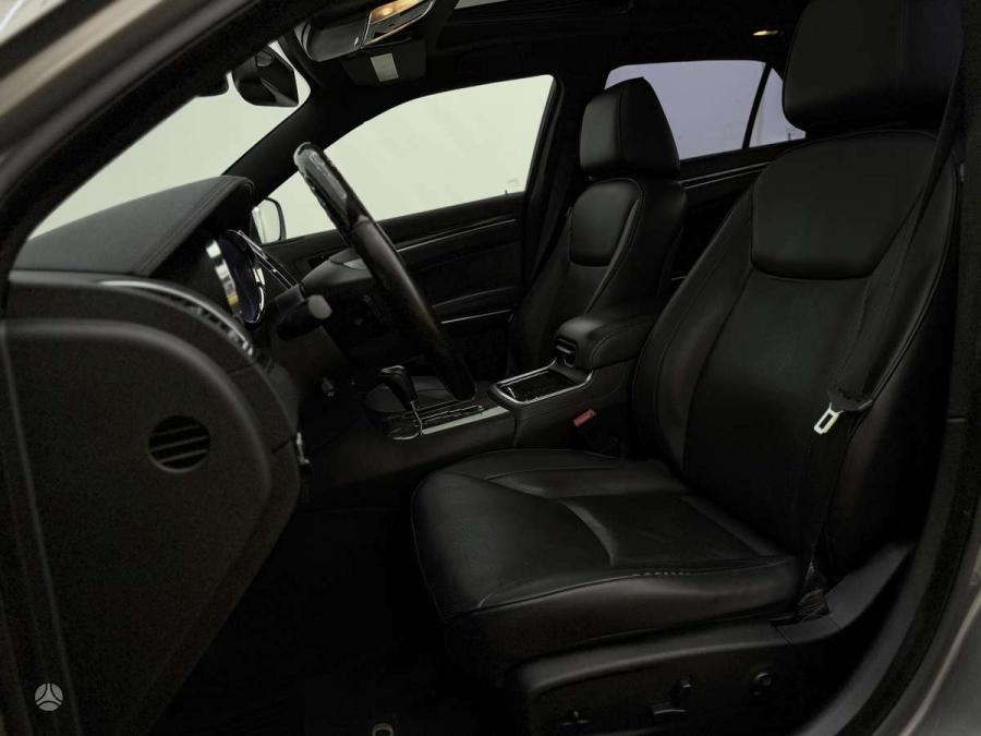 White Chrysler 300C 2012 in Vilnius, with an engine capacity of 2.99 L and mileage of 226 thousand km for 10999 €, photo 11 on AUTOMOTO.COM.LV