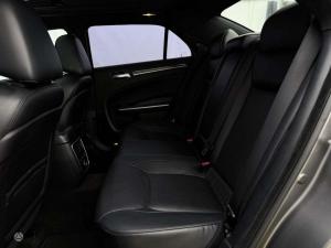 White Chrysler 300C 2012 in Vilnius, with an engine capacity of 2.99 L and mileage of 226 thousand km for 10999 €, photo 12 on AUTOMOTO.COM.LV