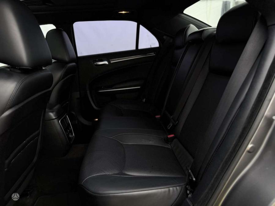 White Chrysler 300C 2012 in Vilnius, with an engine capacity of 2.99 L and mileage of 226 thousand km for 10999 €, photo 12 on AUTOMOTO.COM.LV