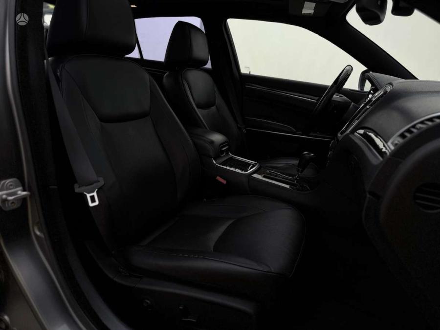 White Chrysler 300C 2012 in Vilnius, with an engine capacity of 2.99 L and mileage of 226 thousand km for 10999 €, photo 14 on AUTOMOTO.COM.LV